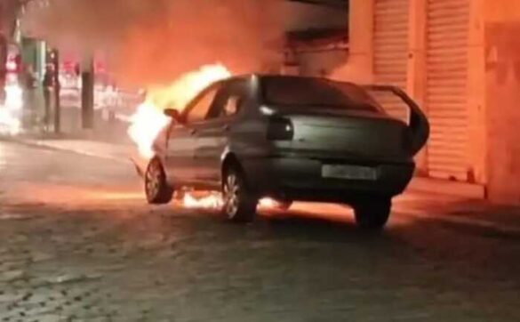 Susto! Carro pega fogo no Centro. Imagens mostram trabalho dos ...