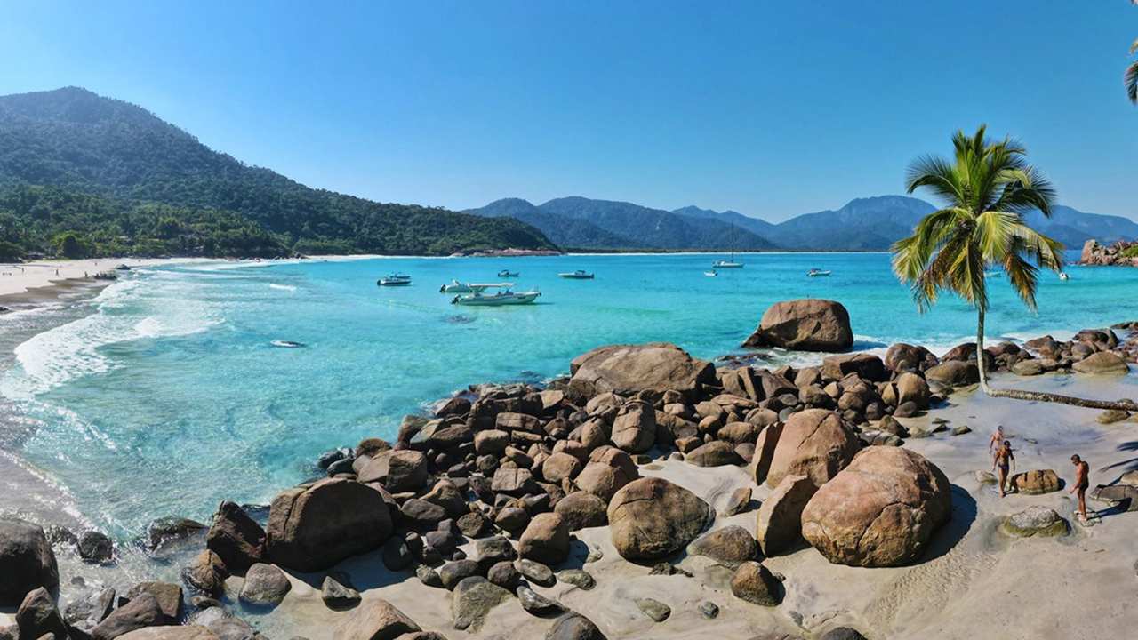 Uma das praias mais perfeitas do Brasil está no Litoral do RJ e ...